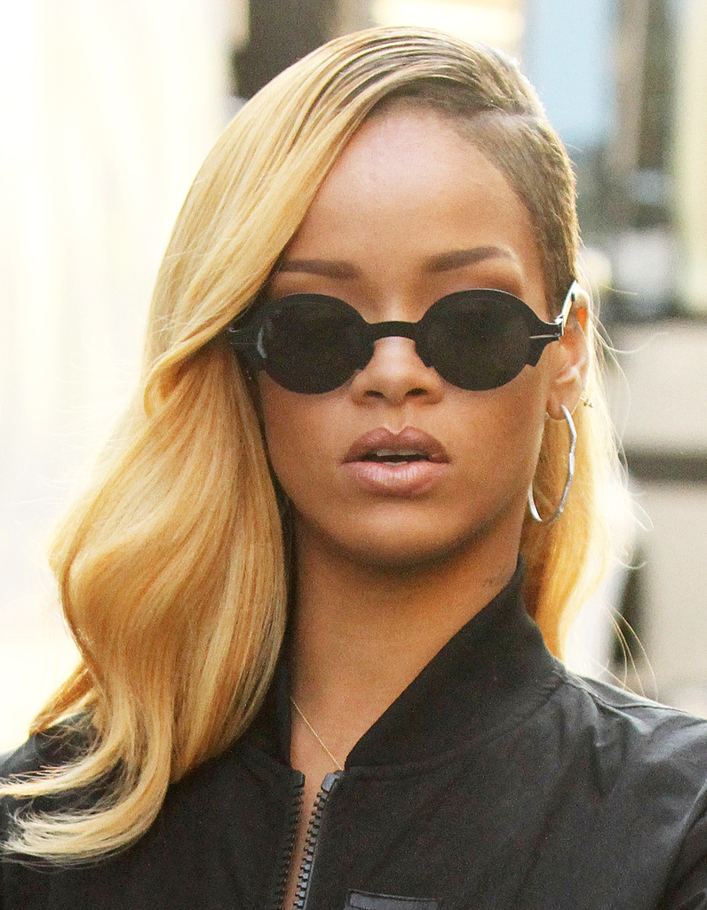 Half Hawk Blond Coiffure Rihanna Toutes Ses Coupes En Images Elle