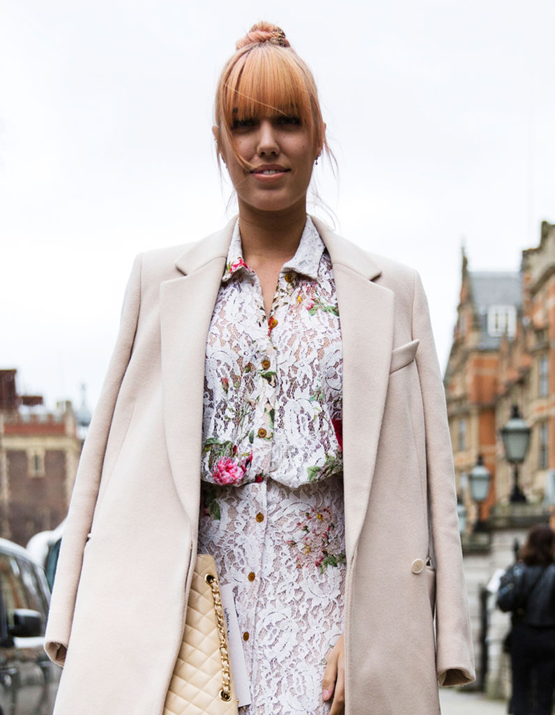 Frange droite avec un chignon - 20 façons de porter la frange droite ...