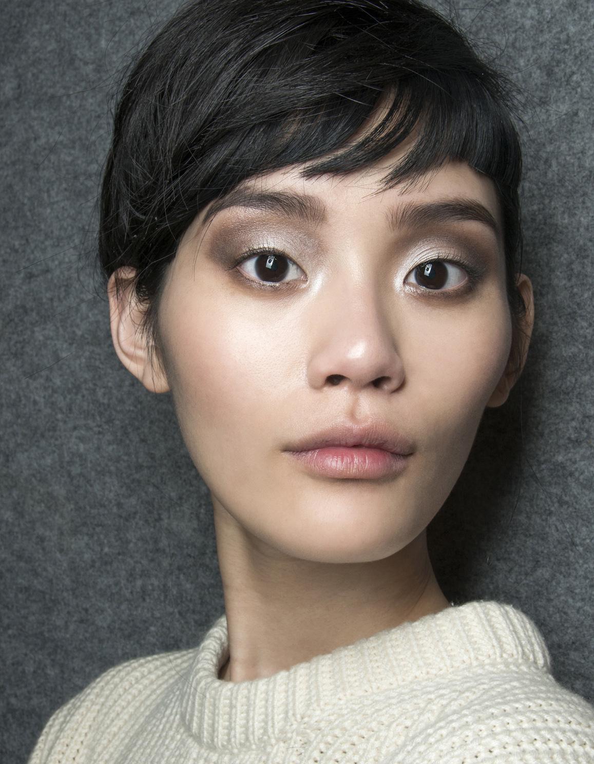 Frange courte sur le côté - 20 façons de porter la frange courte - Elle