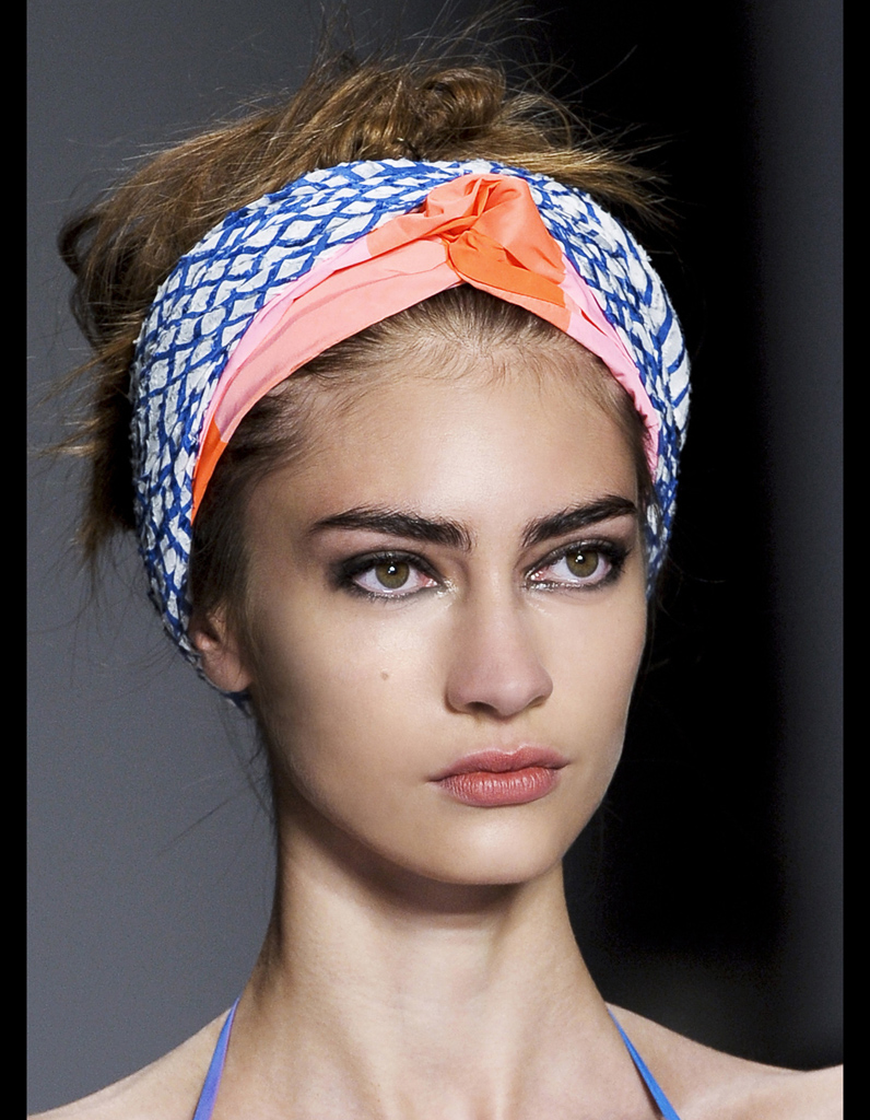 Le turban ethnique de Marc by Marc Jacobs - Les accessoires cheveux de ...