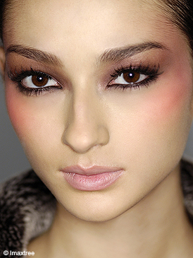 On adopte le make-up rose vif - Elle