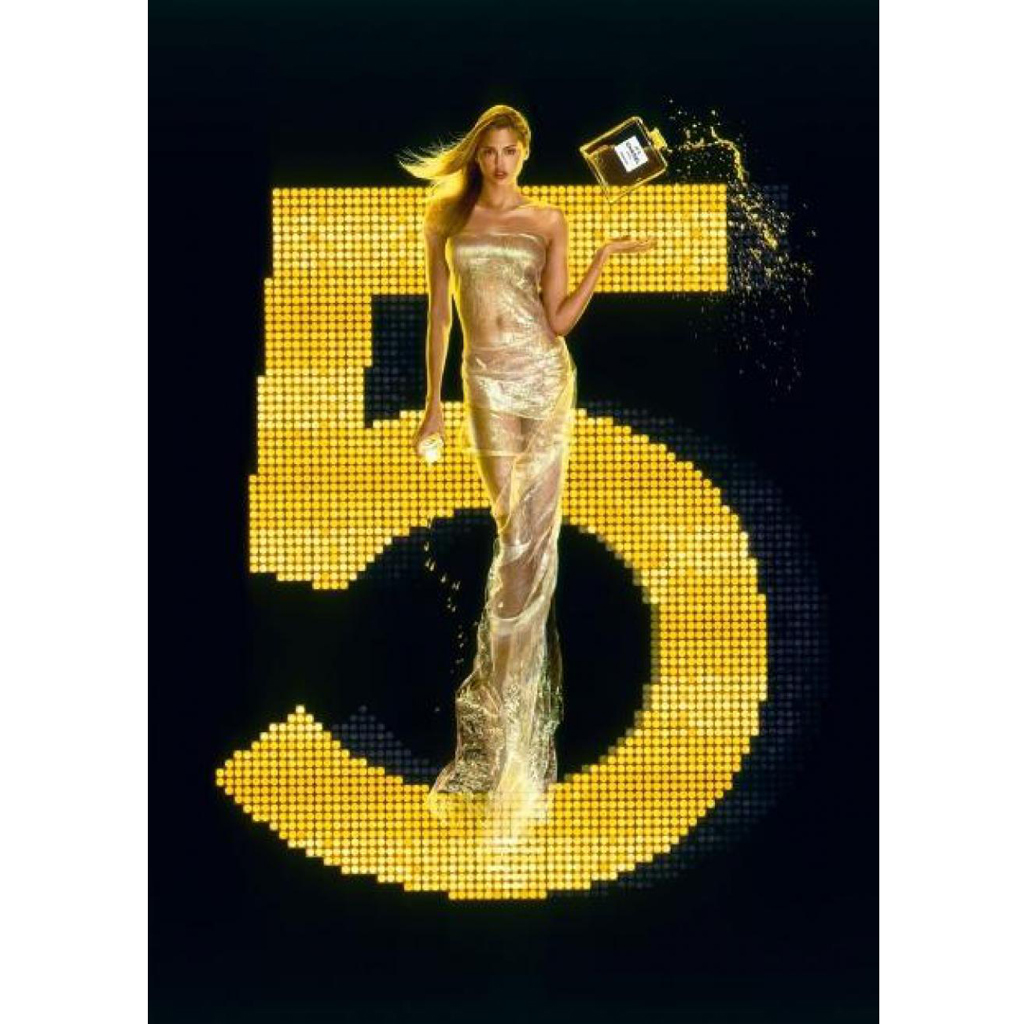 Chanel N°5 incarné par le top Estella Warren en 2000, photographiée par ...