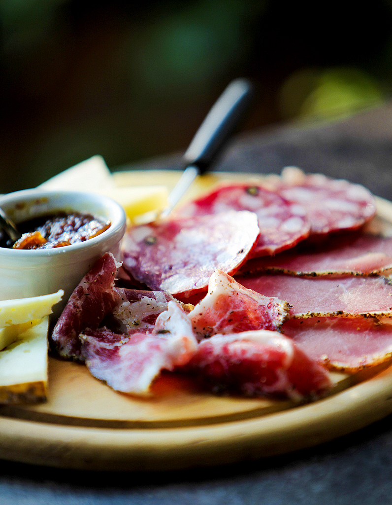 On soigne la charcuterie - 10 idées pour moderniser sa raclette - Elle ...