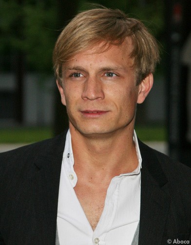 Classify the main cast of a movie