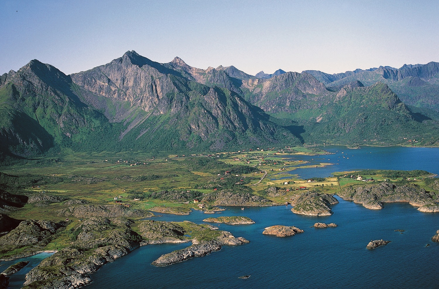 La ville de Stamsund, entre nature indomptable et architecture ...