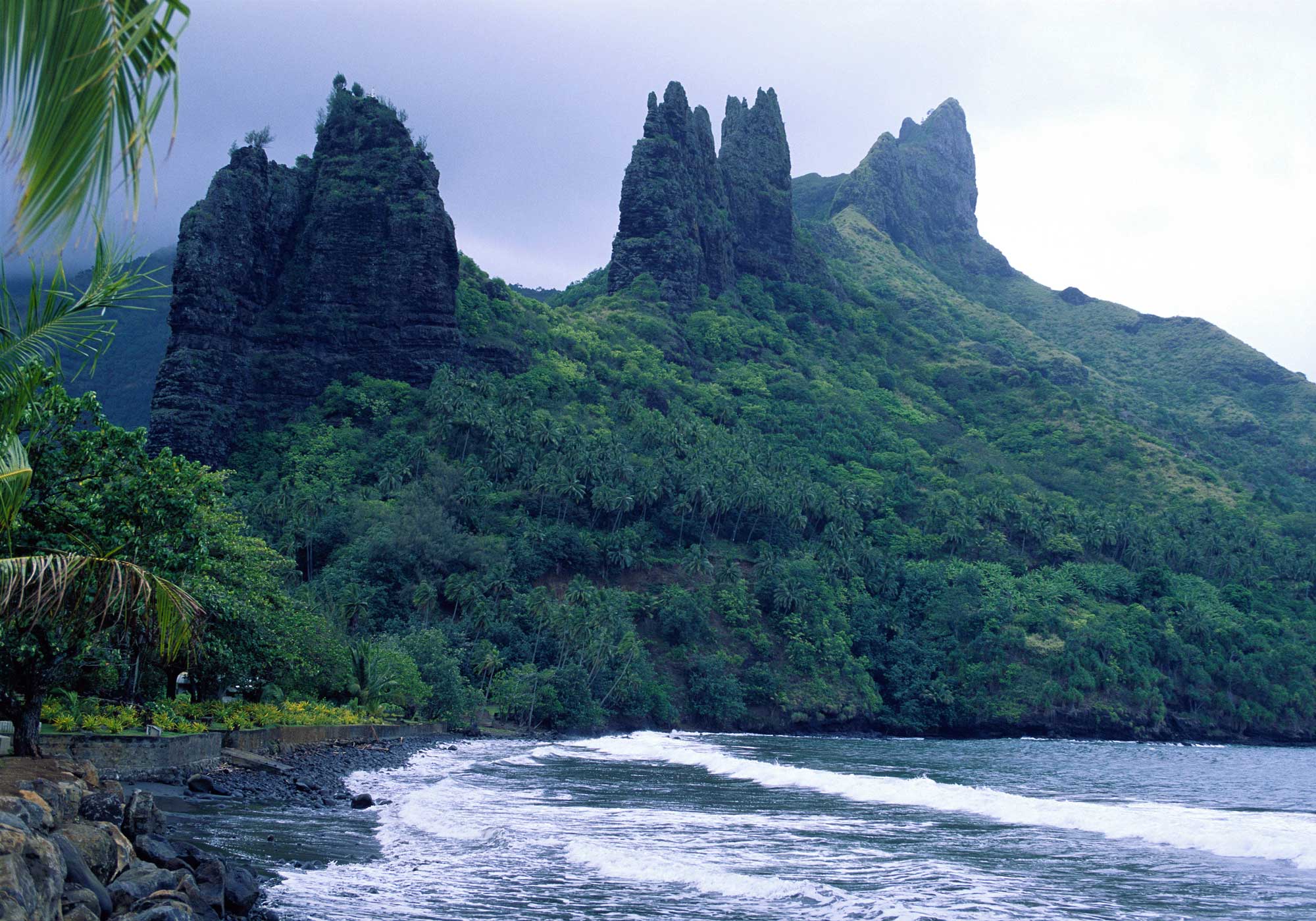 Le village de Hatiheu, superbement fleuri est un petit havre de paix ...