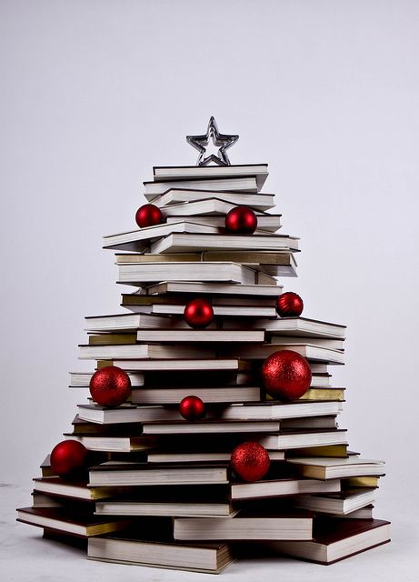Sapin de livres et boules de Noël - Ces dix sapins de Noël réalisés ...