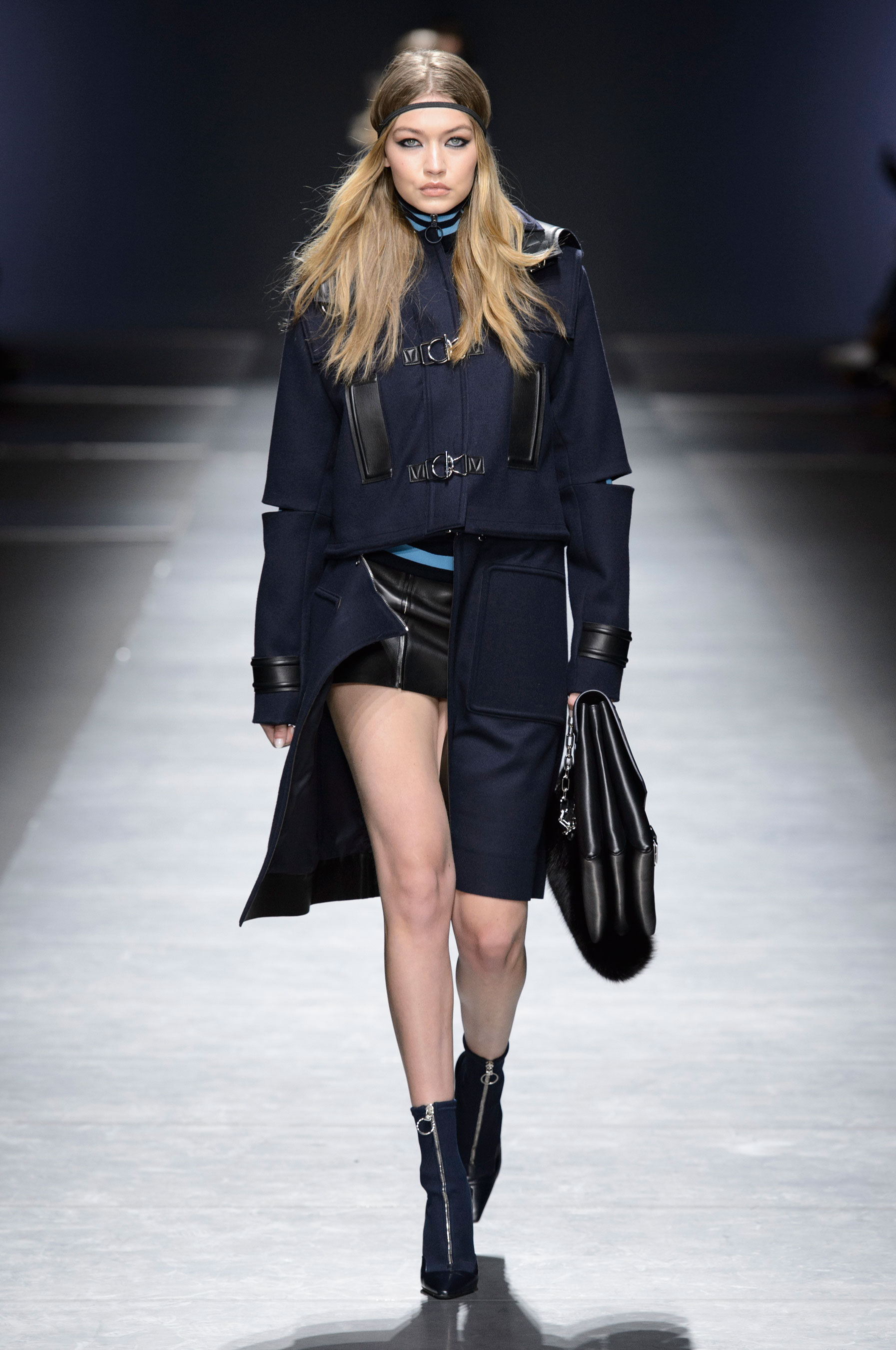 Défilé Versace Prêt à porter Automne-hiver 2016-2017 - Milan - Elle