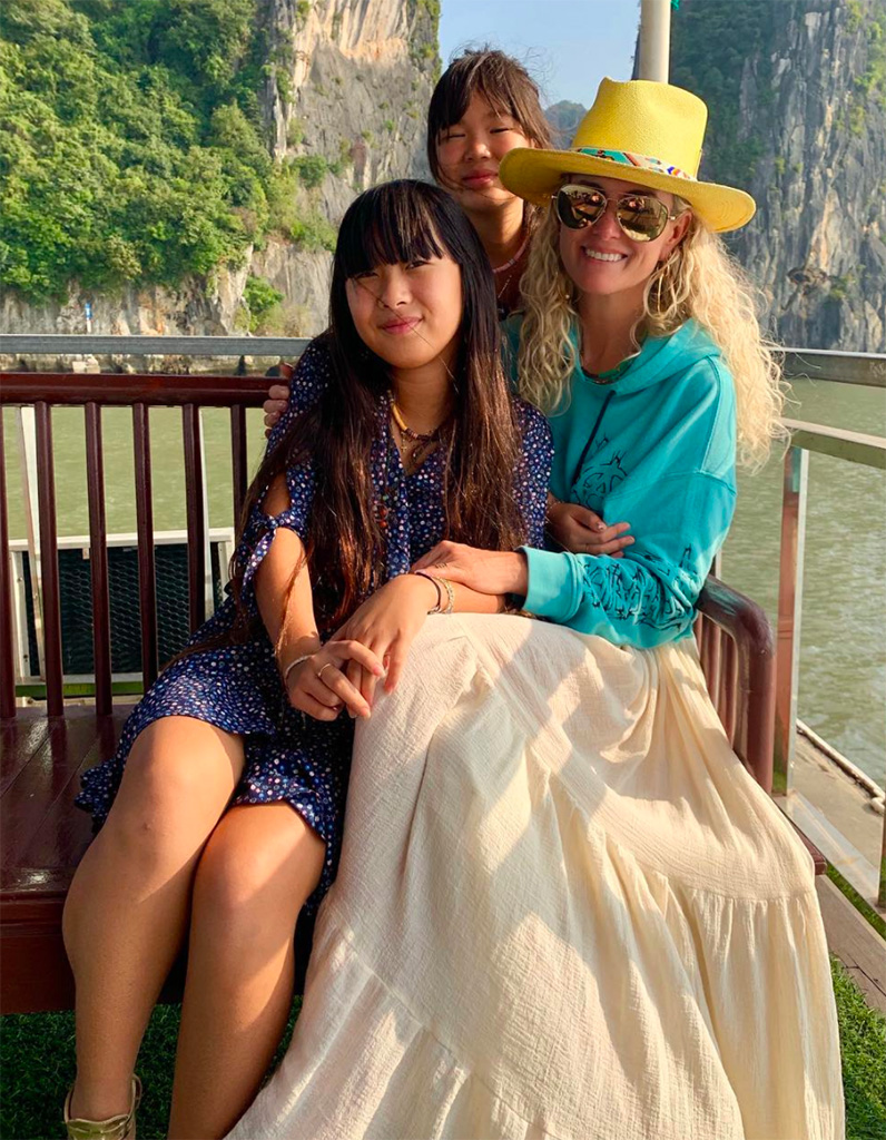 Jade et Joy Hallyday au Vietnam : le bonheur retrouvé avec leur mère - Elle