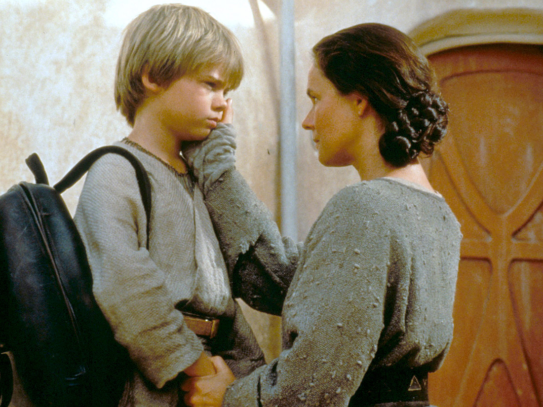 Shmi Skywalker, en 1999, dans « Star Wars, épisode I - La Menace ...